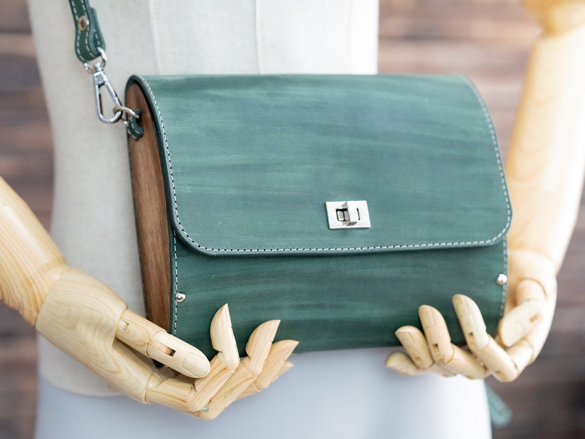 Modèle SVG et PDF découpé au laser. Sac en cuir avec côtés en bois ...