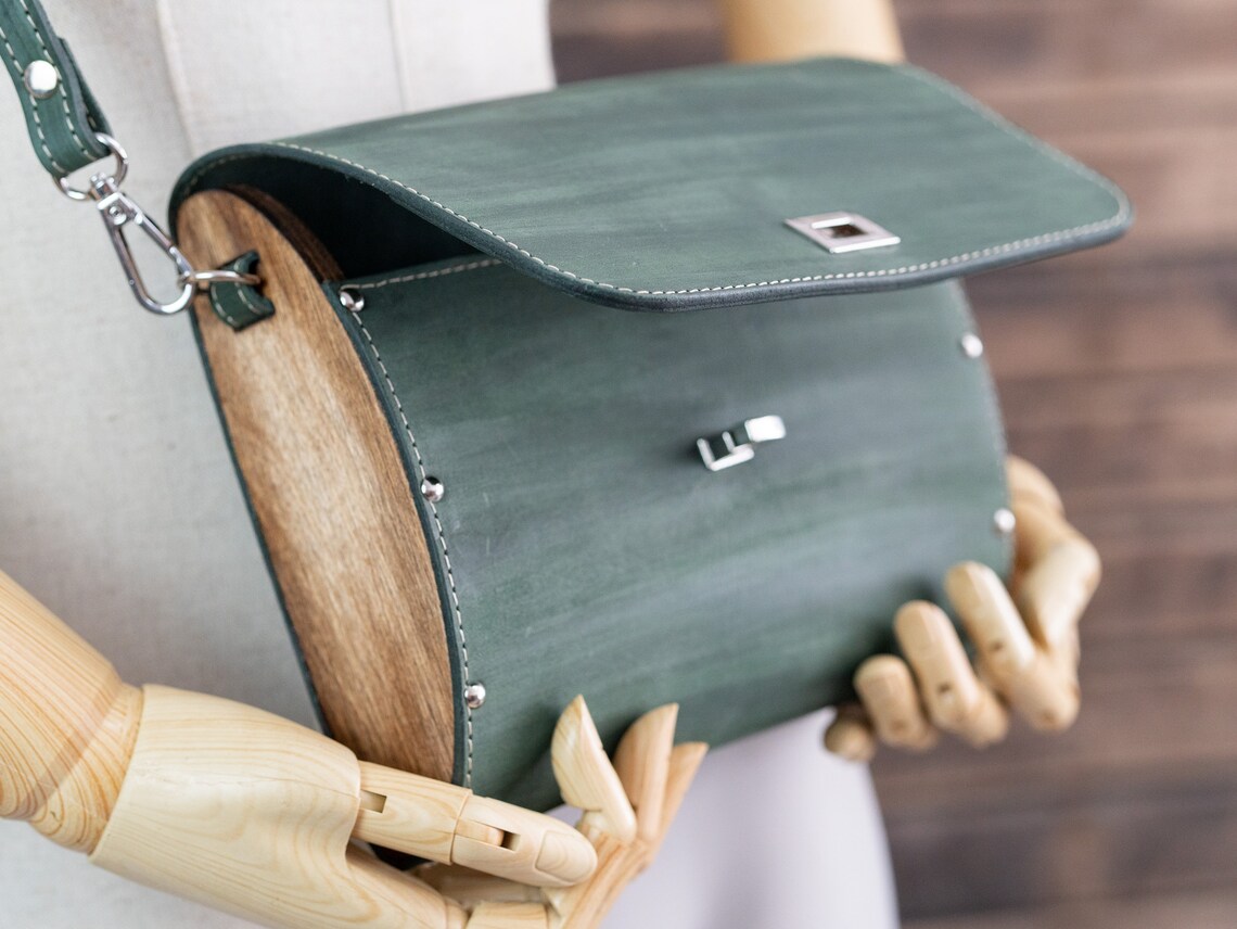 Modèle SVG et PDF découpé au laser. Sac en cuir avec côtés en bois ...