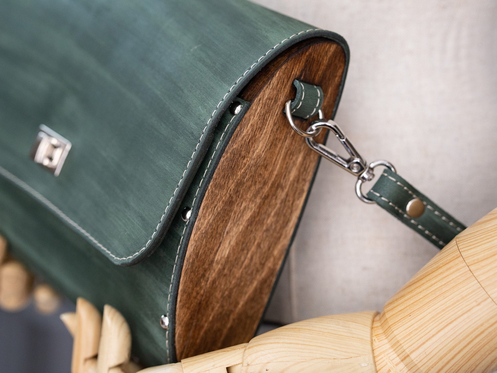 Modèle SVG et PDF découpé au laser. Sac en cuir avec côtés en bois ...