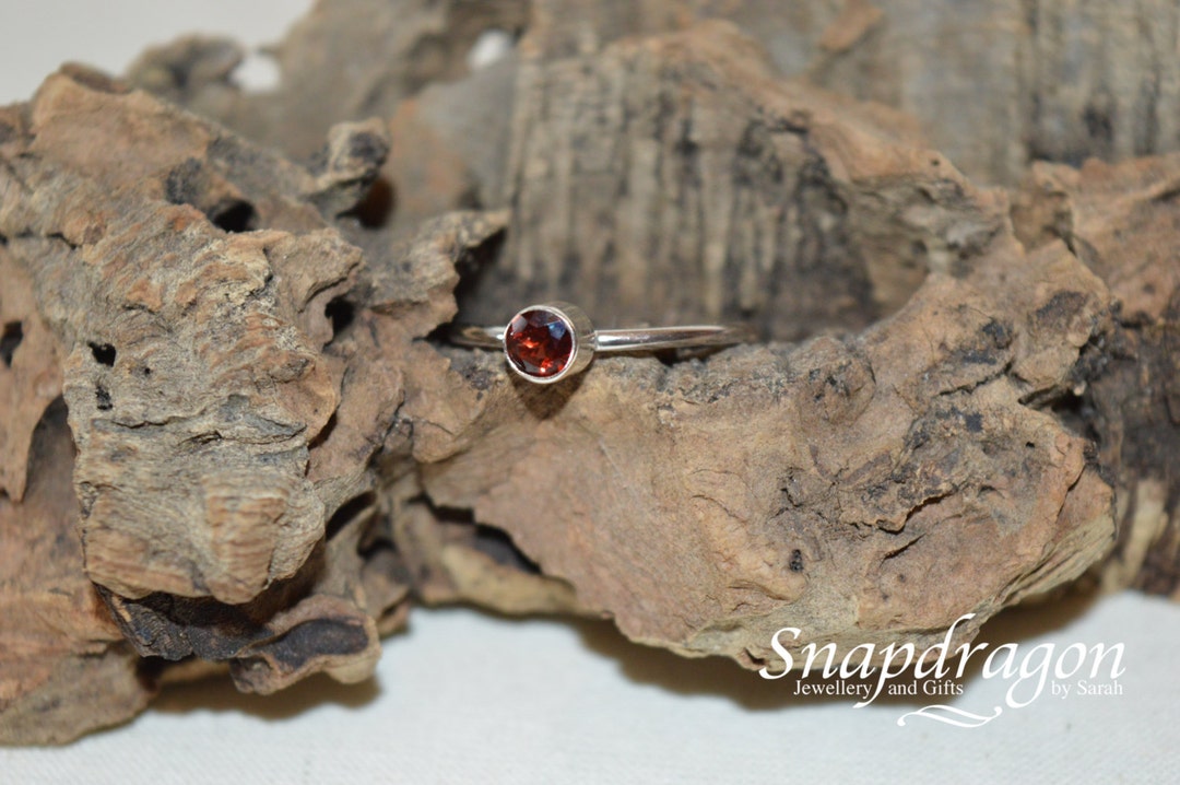 Ladies garnet ring, Sterling silver Garnet tube set ring, size UK S 1/2 ...