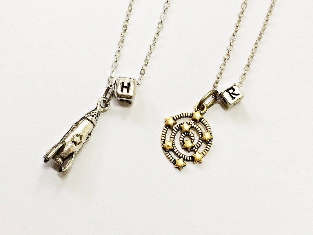 Howard / Rajesh Friendship Necklace / cohete y estrellas encanta ...