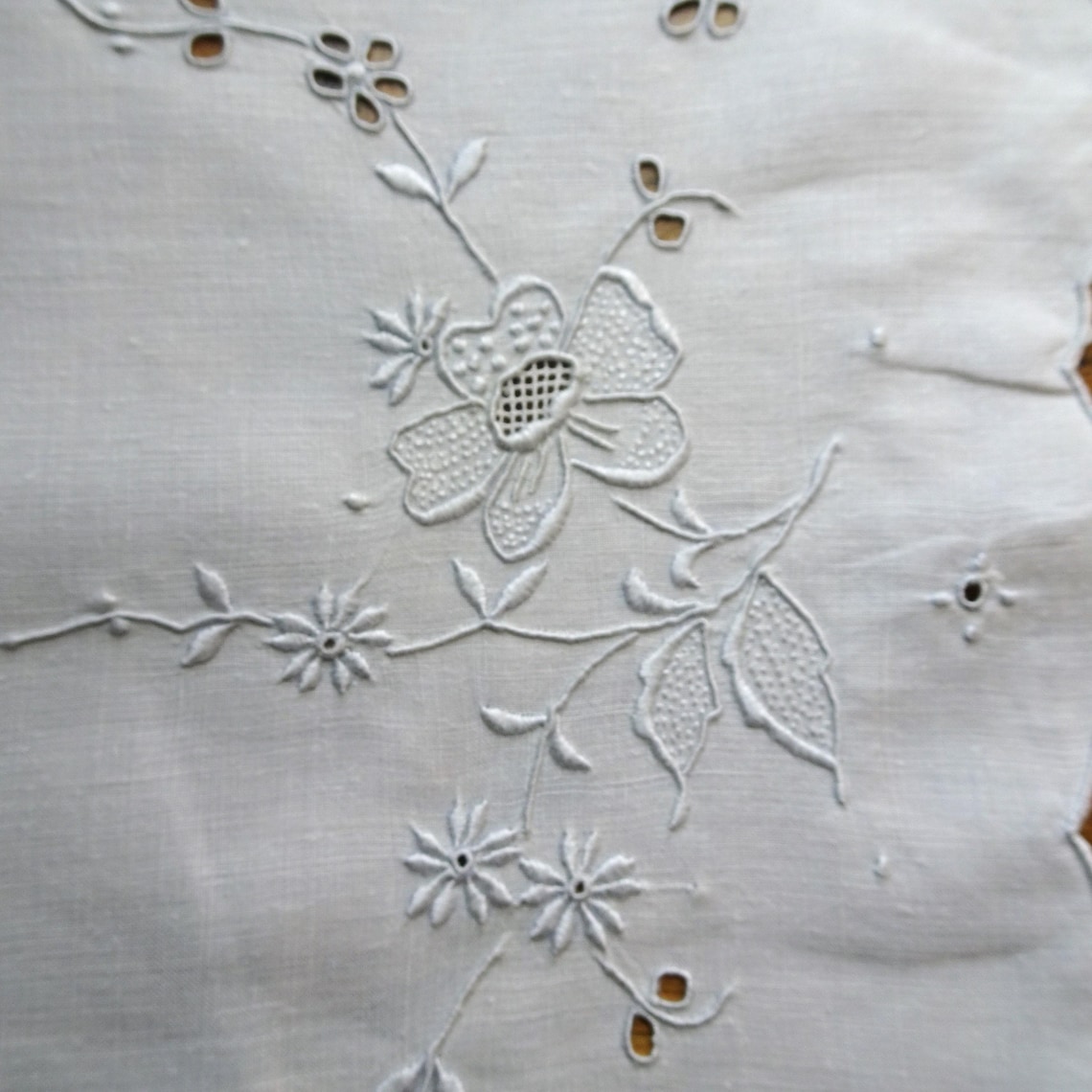 LOVELY Madeira Centerpiece Table Topper Doily,hand Embroidered,raised ...