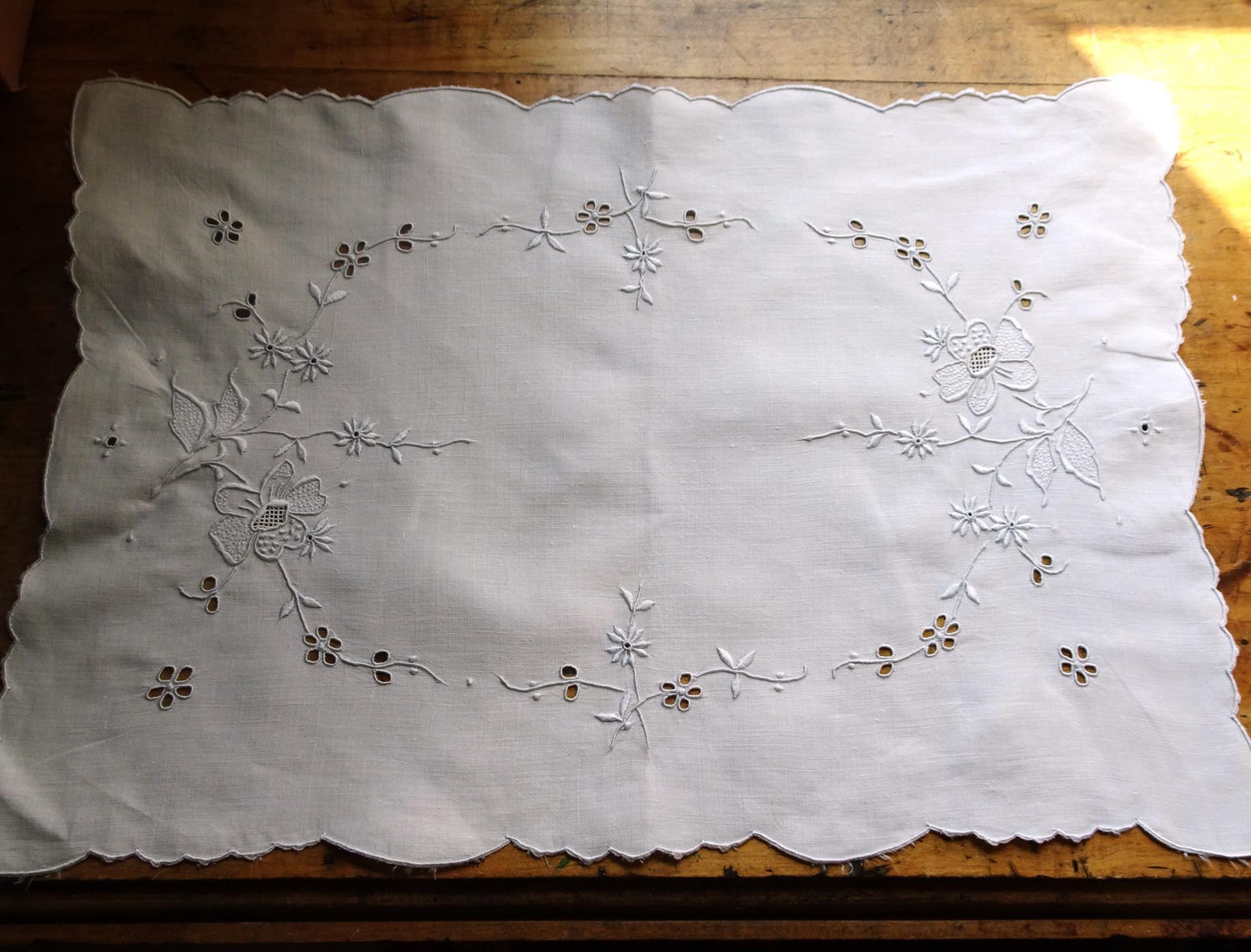 LOVELY Madeira Centerpiece Table Topper Doily,hand Embroidered,raised ...