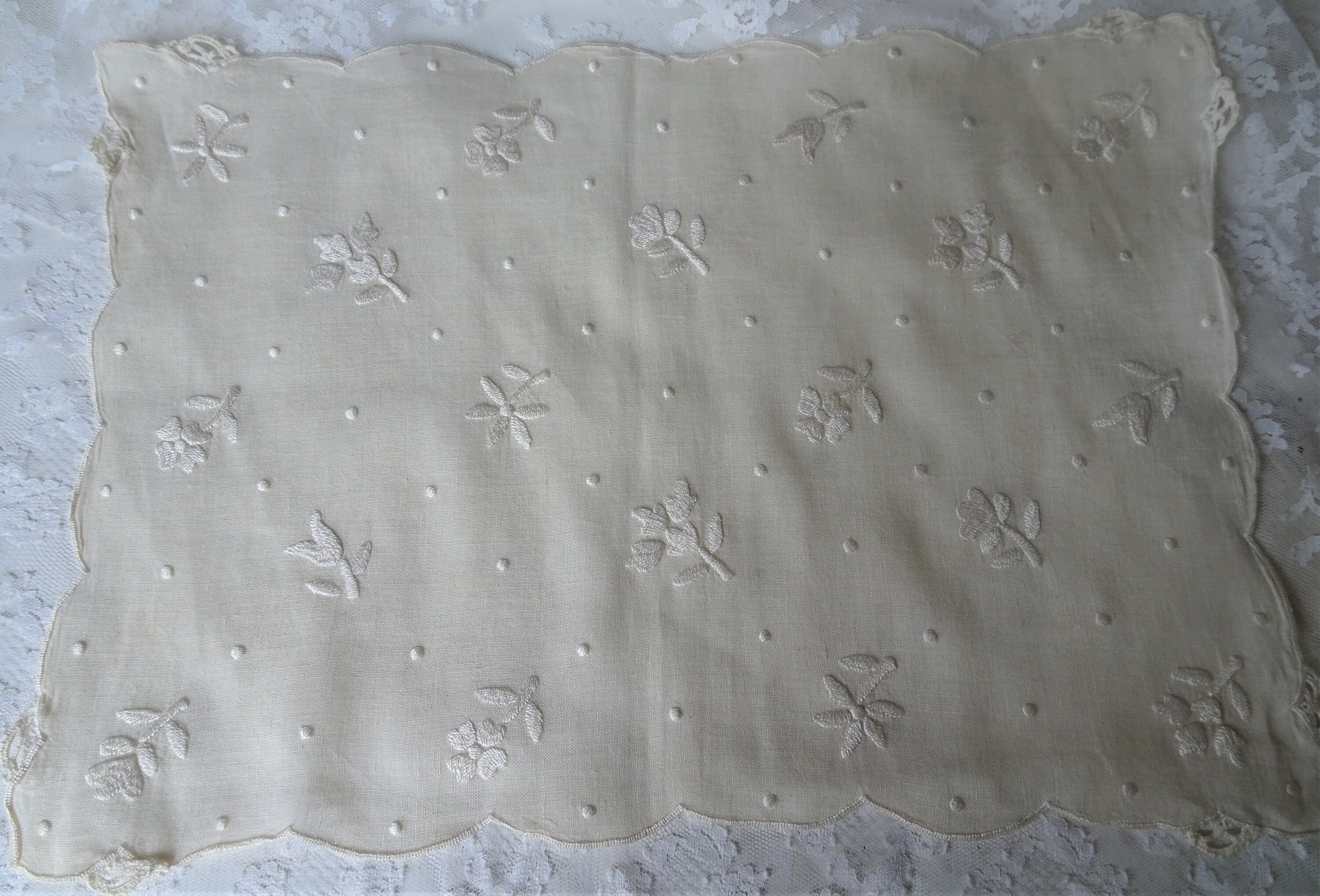 EXCEPTIONAL Vintage Italian Embroidered Fine Linen Table Centerpiece ...