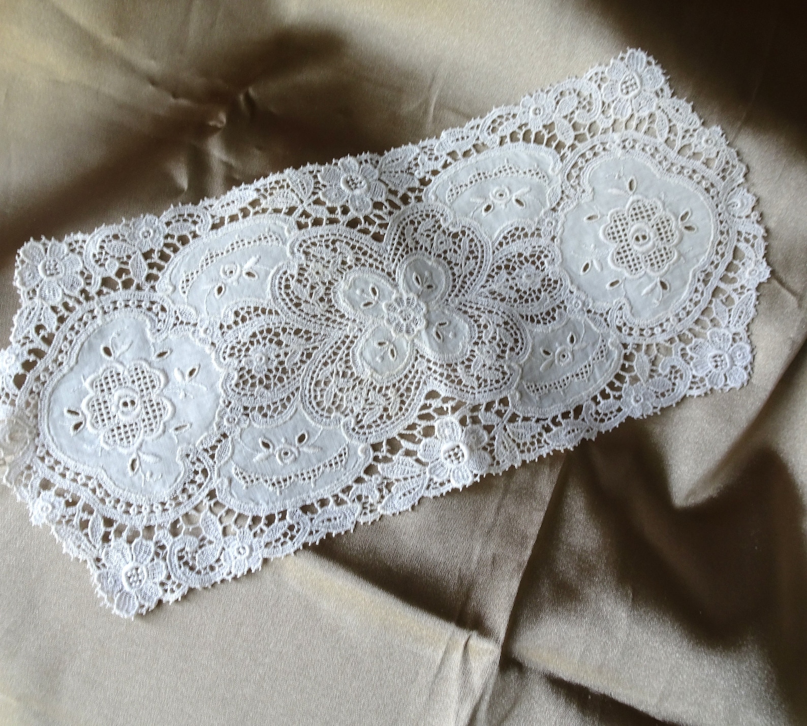 BEAUTIFUL Vintage Small Centerpiece, Openwork and Lace ,table ...