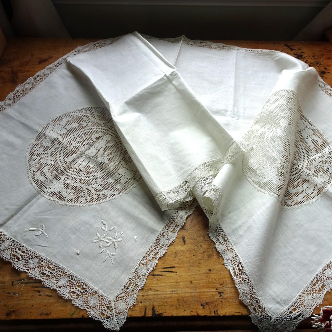 Beautiful Vintage 1920s Runner With Figural Lace Inserts, Lace Edged ...