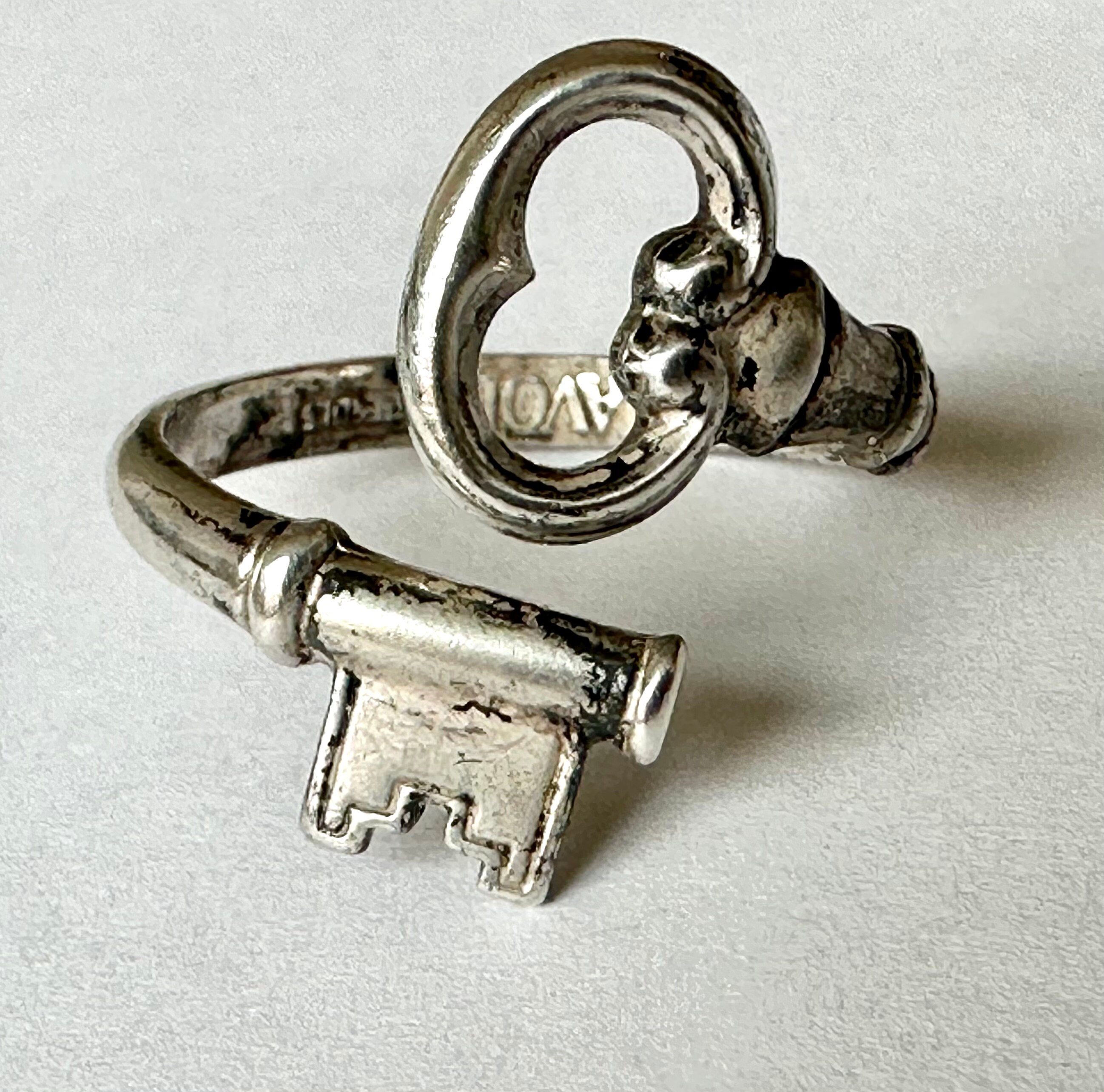 Avon skeleton key ring store