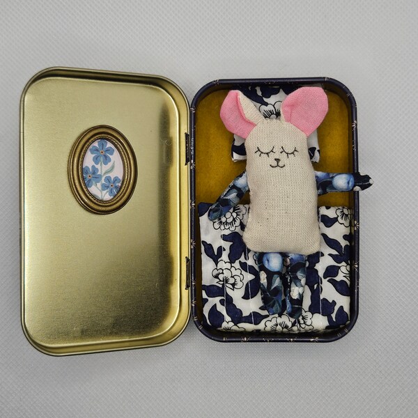 Mouse in Altoid Tin - Etsy