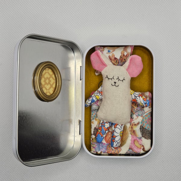 Mouse in Altoid Tin - Etsy
