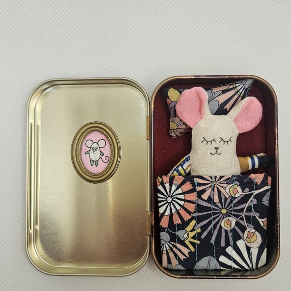 Mouse in Altoid Tin - Etsy