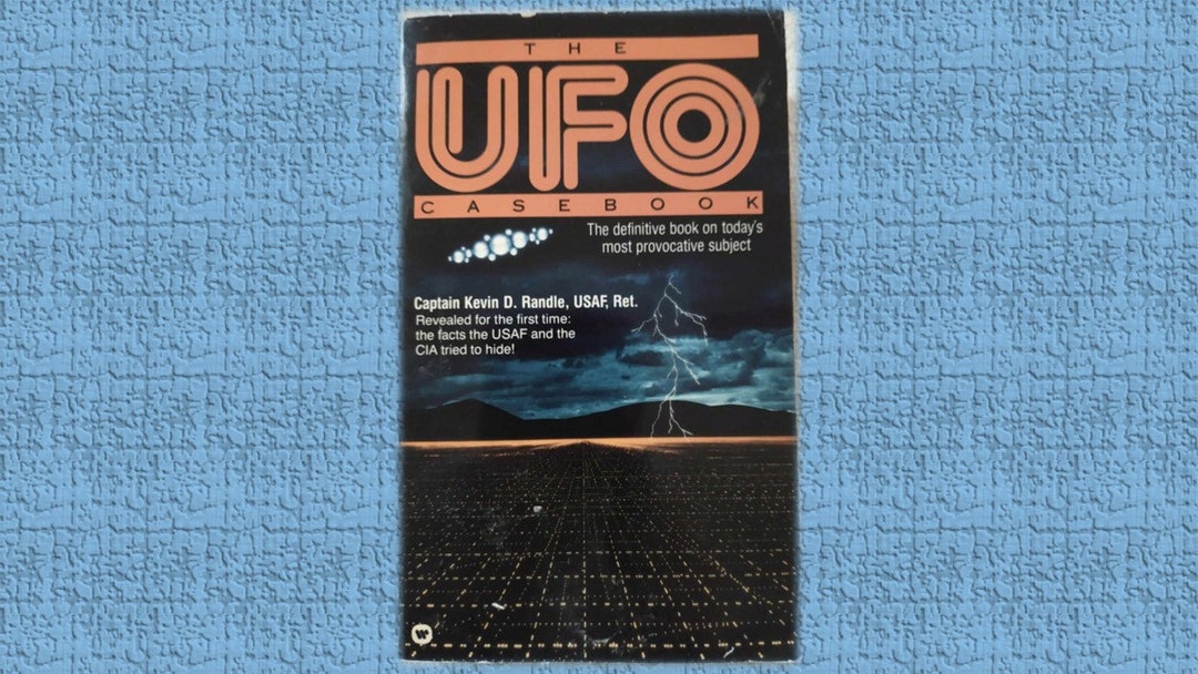 The UFO Casebook by Capt. Kevin D. Randle, USAF, Ret. 1989 Warner Books ...