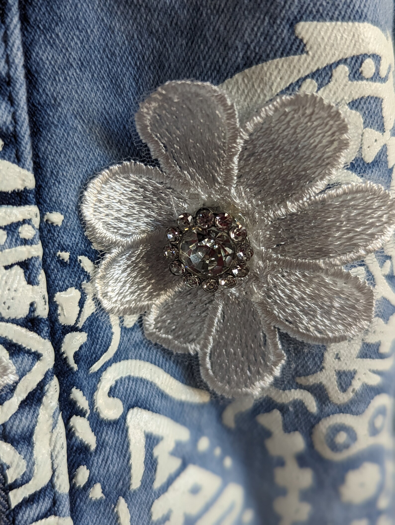 White Flowers on a Tull and Pasley on a Pasley Printed Light - Etsy