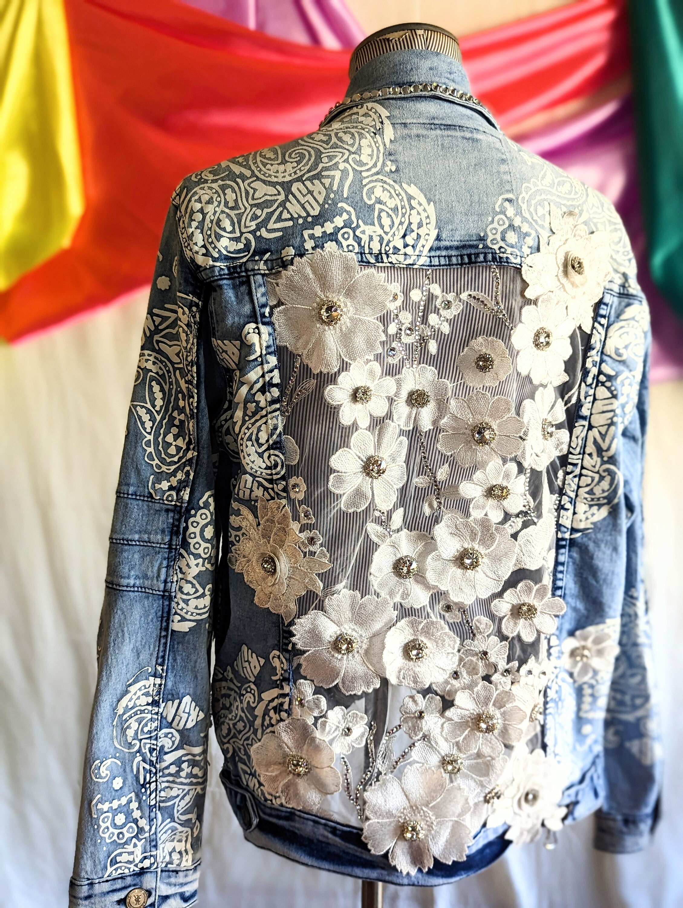 White Flowers on a Tull and Pasley on a Pasley Printed Light - Etsy