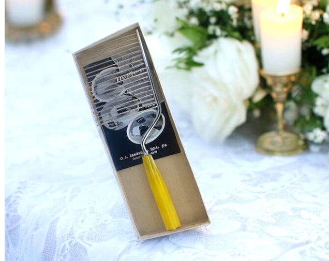 Midcentury Schneider Bakelite Angel Food Cake Cutter Vintage Cake ...