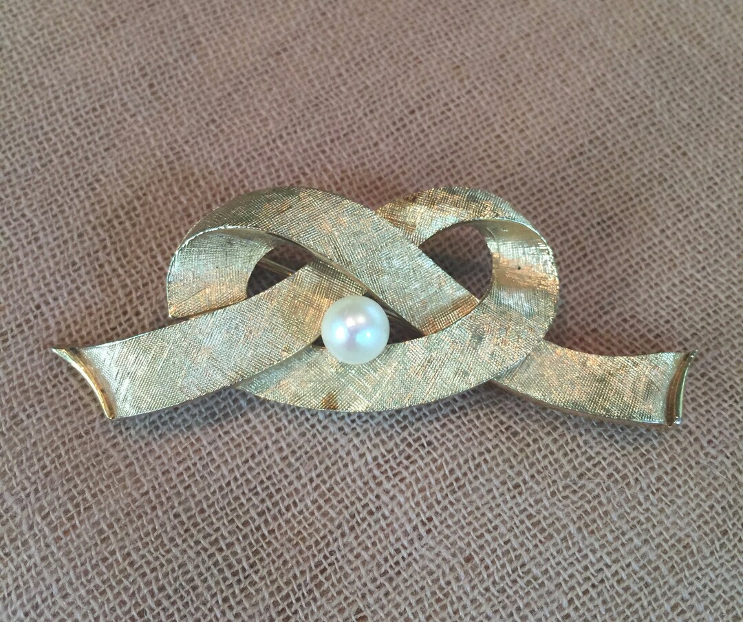 Capri Vintage Brooch: Gold Tone Knot Pin With Real Pearl - Etsy