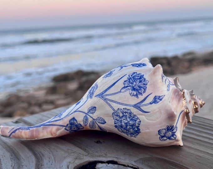 Blue and White Toile Floral Chinoiserie Decorated Whelk Shell With Gold ...