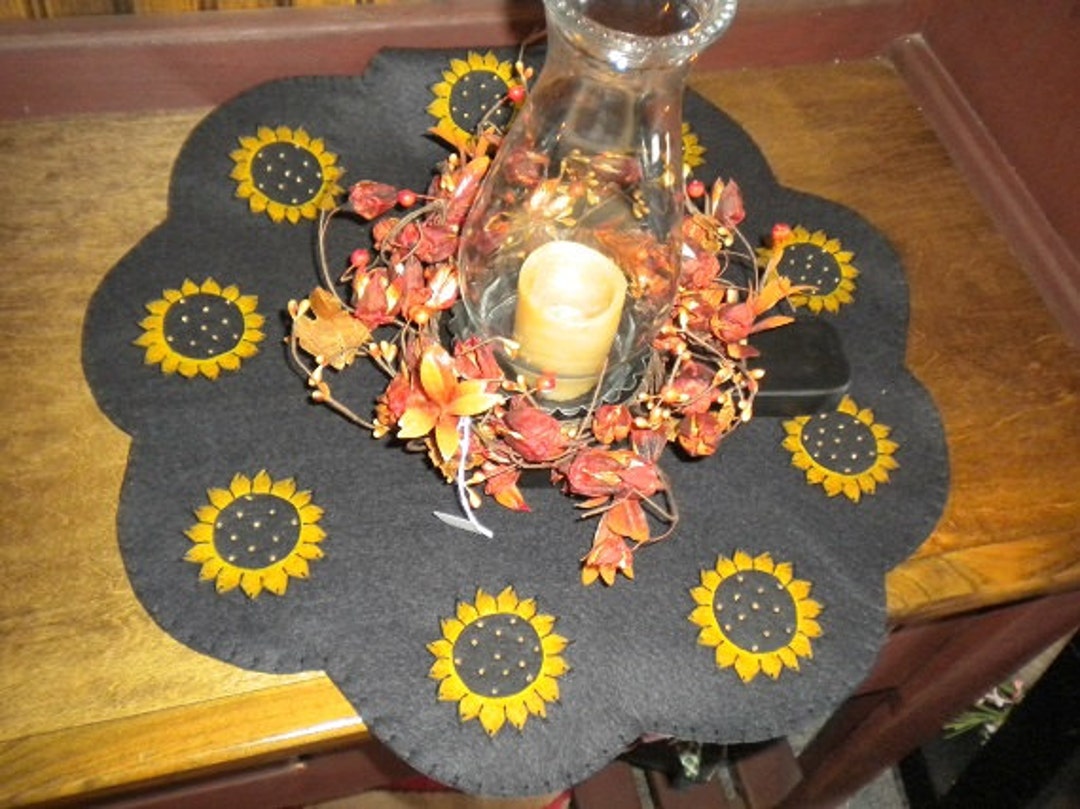 Table Topper With Scalloped Edges and Small Sunflowers in Each Scallop ...