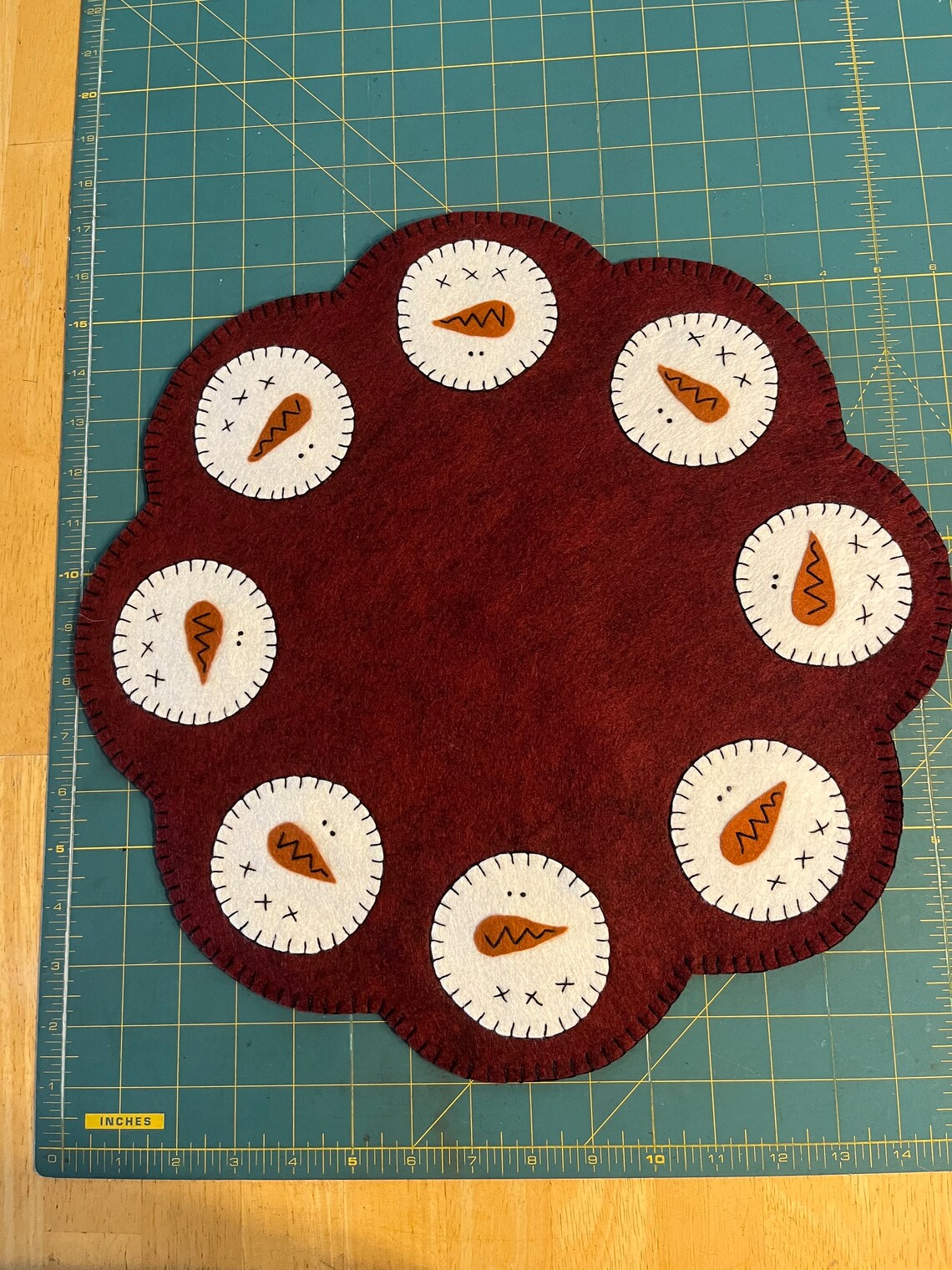 Snowman 15" Scalloped Edge Table Mat / Candle Mat With off White ...