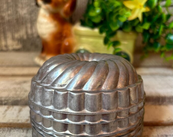 Vintage Mini Bundt Tart Tins X 8, Set of 8 Small Spiral Aluminum Tins ...