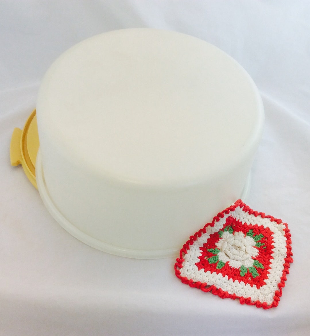 Vintage Tupperware Round Cake Carrier Choice of White or Gold Base ...