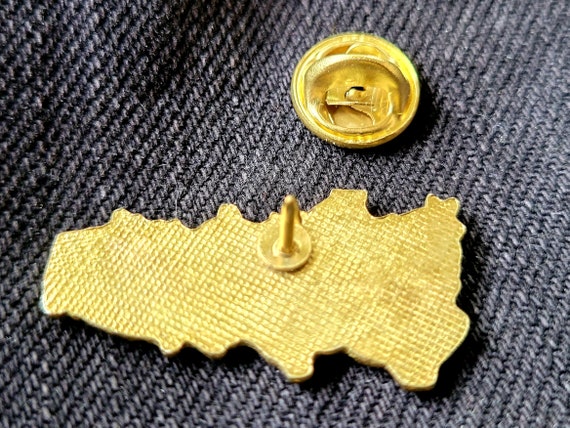 70's Horse Drawn Beer Wagon Lapel Pin - Gem