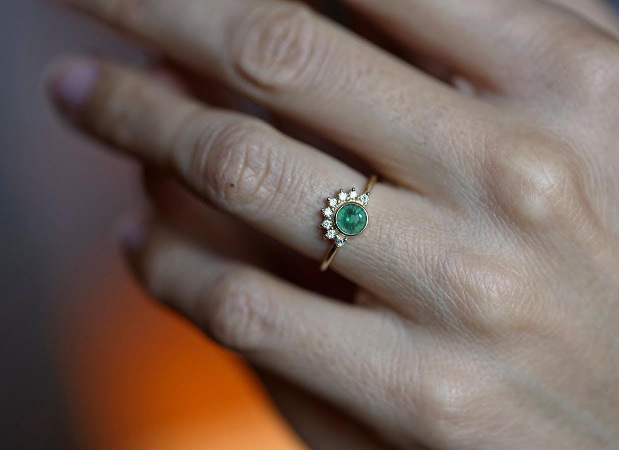 Emerald Engagement Ring, Diamond Halo Ring, Dainty Smaragd Bezel ...