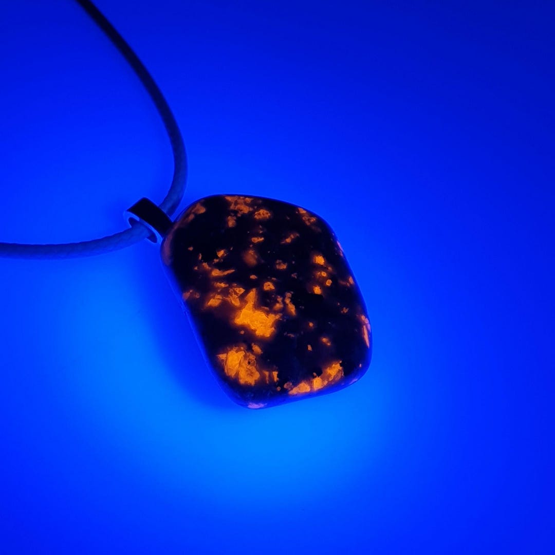 Yooperlite Granite Pendant Necklace Natural Stone UV Light Glow Gift 17 ...