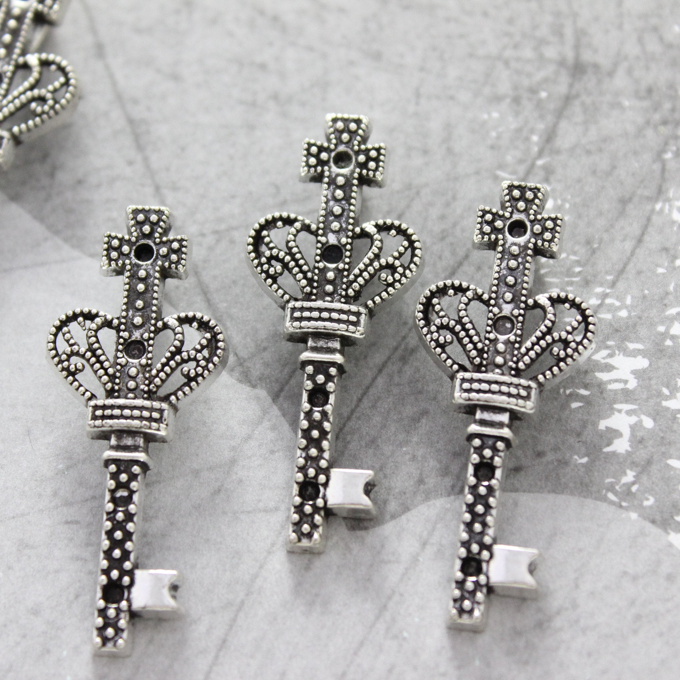 10 pcs Antique Silver skeleton Key Charm Cross Heart keys | Etsy