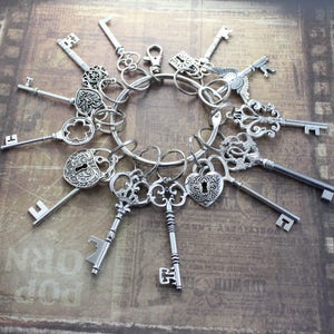 Set of 12 Large Skeleton Keys With 4 Locks on A Big Ring Antique Silver ...