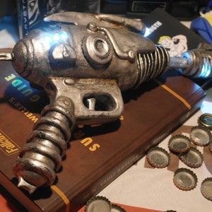 Fallout Inspired Alien Blaster Prop Replica Lights up With Pulsing ...
