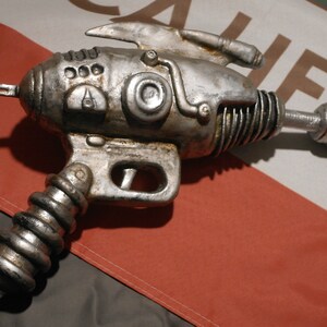 Fallout Inspired Alien Blaster Prop Replica Lights up With Pulsing ...