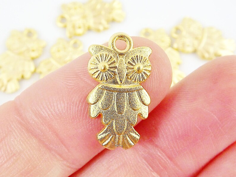 8 Owl Charms - 22k Matte Gold Plated - Etsy