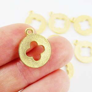NEW 8 Round Quatrefoil Four Leaf Clover Charms Matte Gold Plated - Etsy