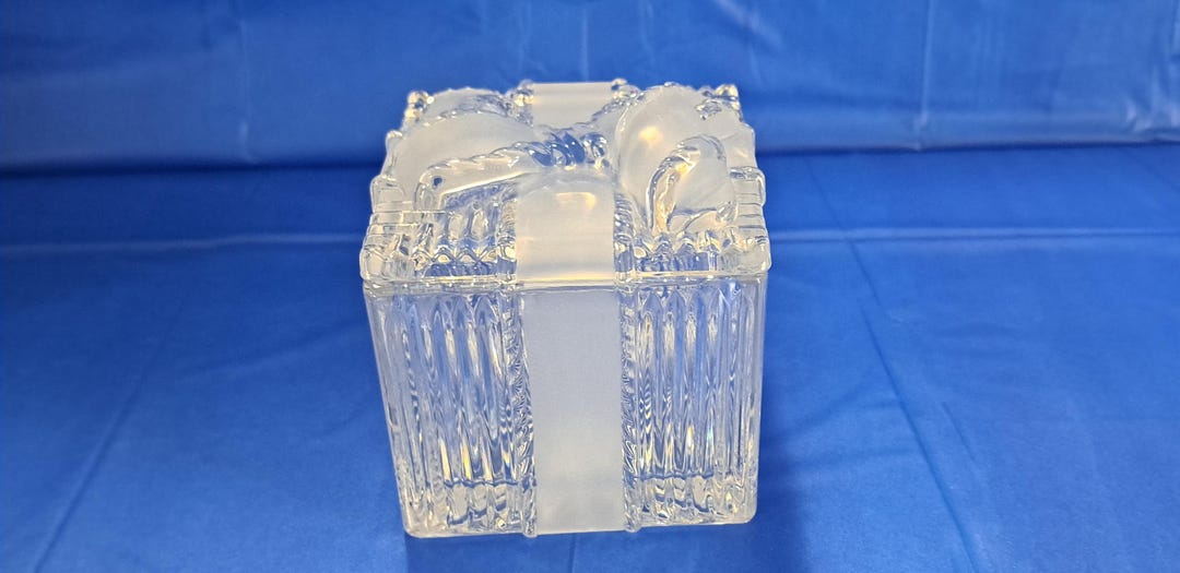 Godinger Crystal Legends Gift Box With Frosted Bow Shaped Trinket Box ...