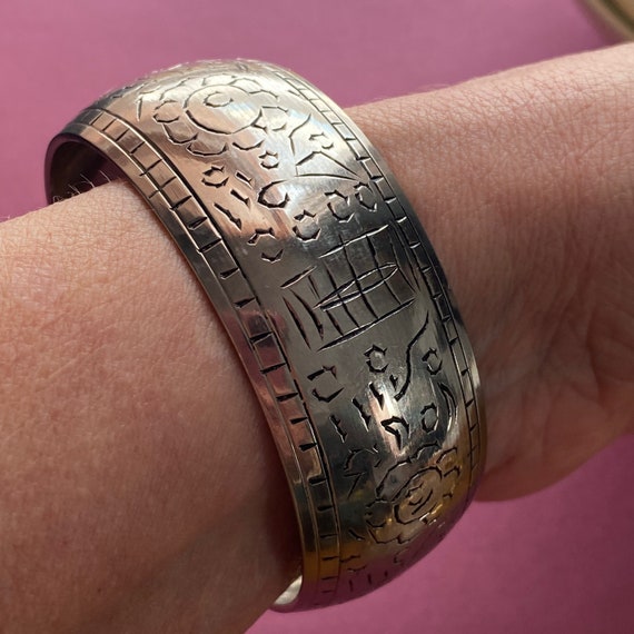 Mid Century Etched Silver Plate Bangle Bracelet - Gem