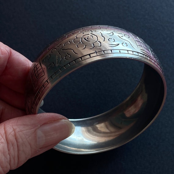 Mid Century Etched Silver Plate Bangle Bracelet - Gem