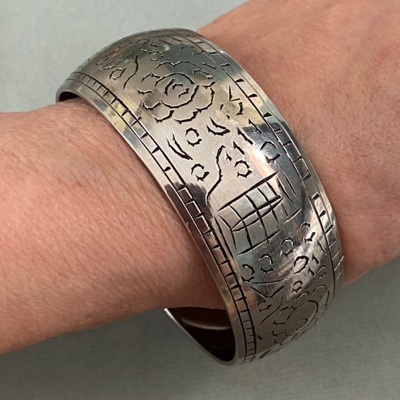Mid Century Etched Silver Plate Bangle Bracelet - Gem