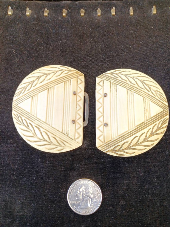 1930's Vintage Bakelite Cape/Coat Clasp - Gem