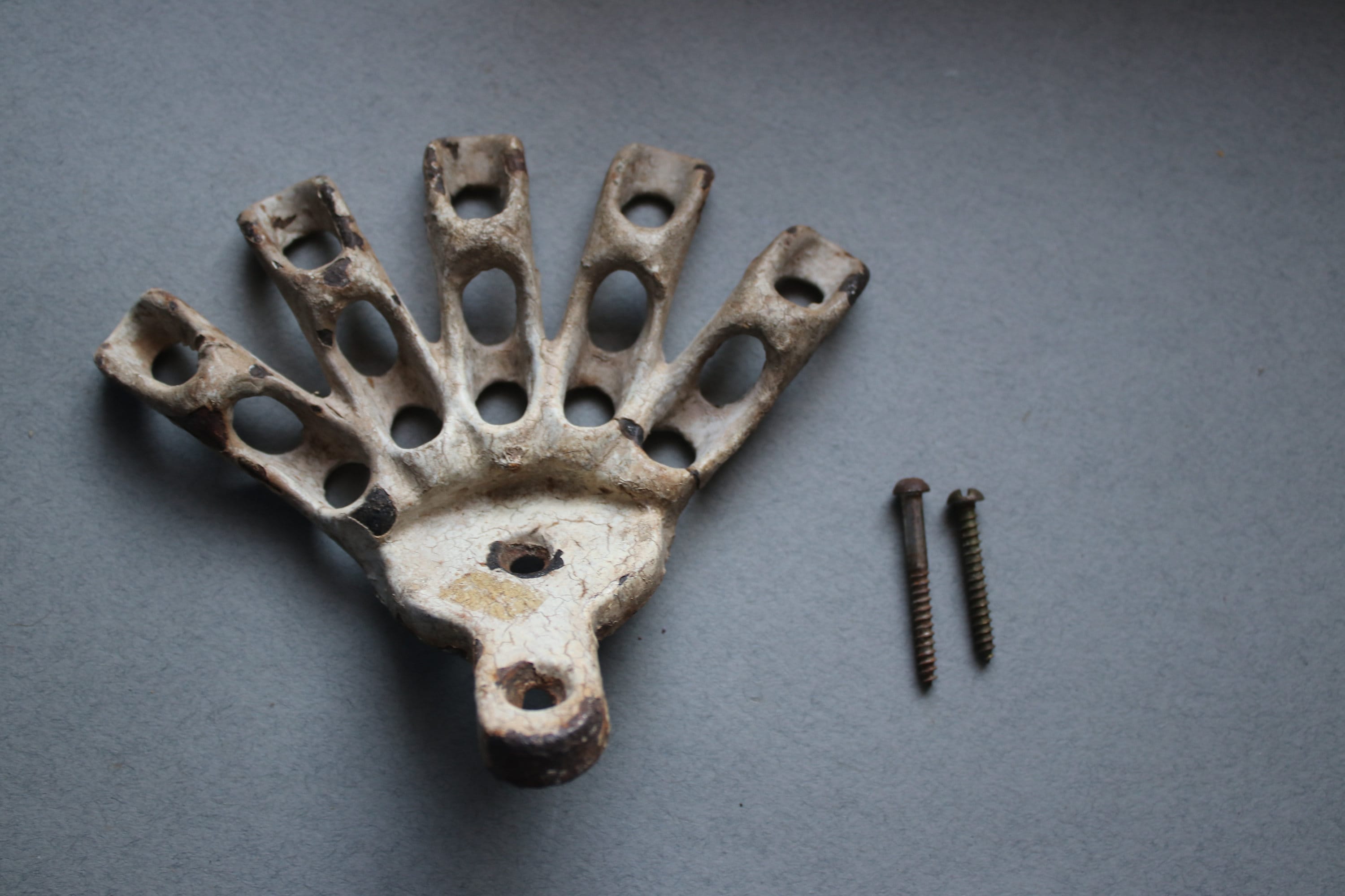 White, Cast Iron Finger Bracket for Five Stick Flags