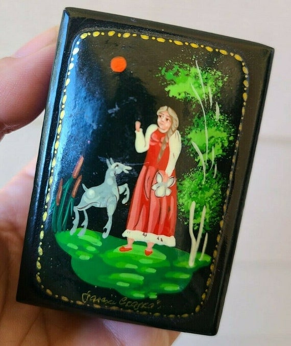 Vintage small Russian lacquer box hand painted signed - Gem