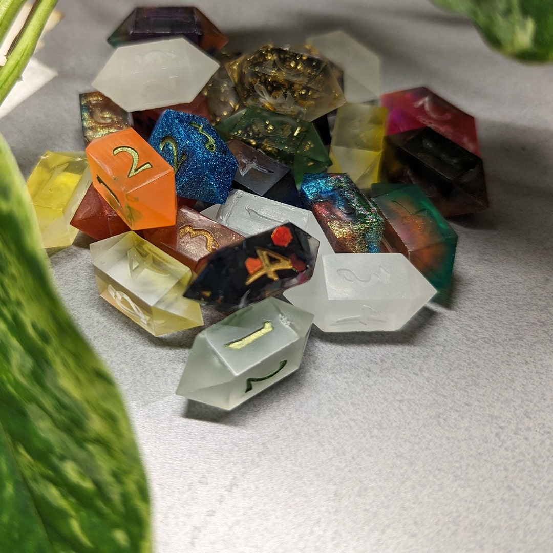 Random Orphan D4 Loot Bag Sharp-edged Polyhedral Dice TTRPG Glow-in-the ...