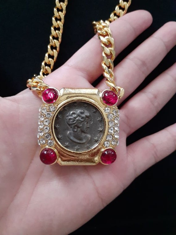 Elizabeth Taylor for Avon Lady Coin Center Pendant Cl… - Gem