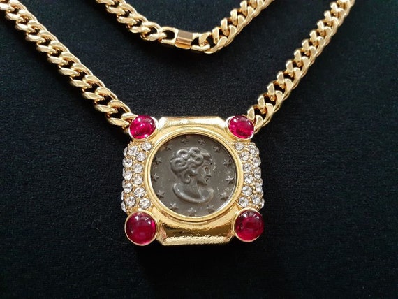 Elizabeth Taylor for Avon Lady Coin Center Pendant Cl… - Gem