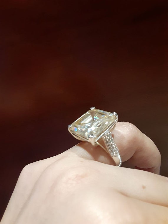 20 Carat Classic Emerald Shape Step Cut Light Champag… - Gem