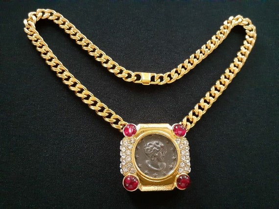 Elizabeth Taylor for Avon Lady Coin Center Pendant Cl… - Gem