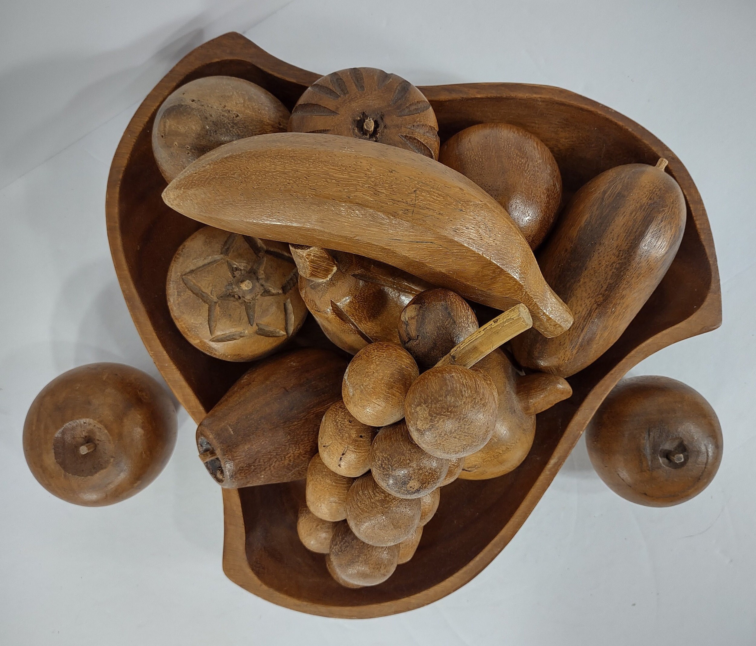 Monkey Pod Wooden 11 Inch Fruit Bowl With 12 Hand Carved Wooden Fruits ...