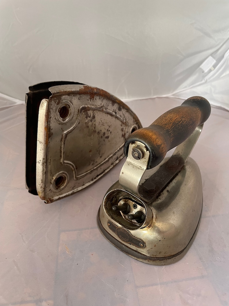 Antique Universal Wrinkle Proof Electric Iron With Safety Stand, No ...