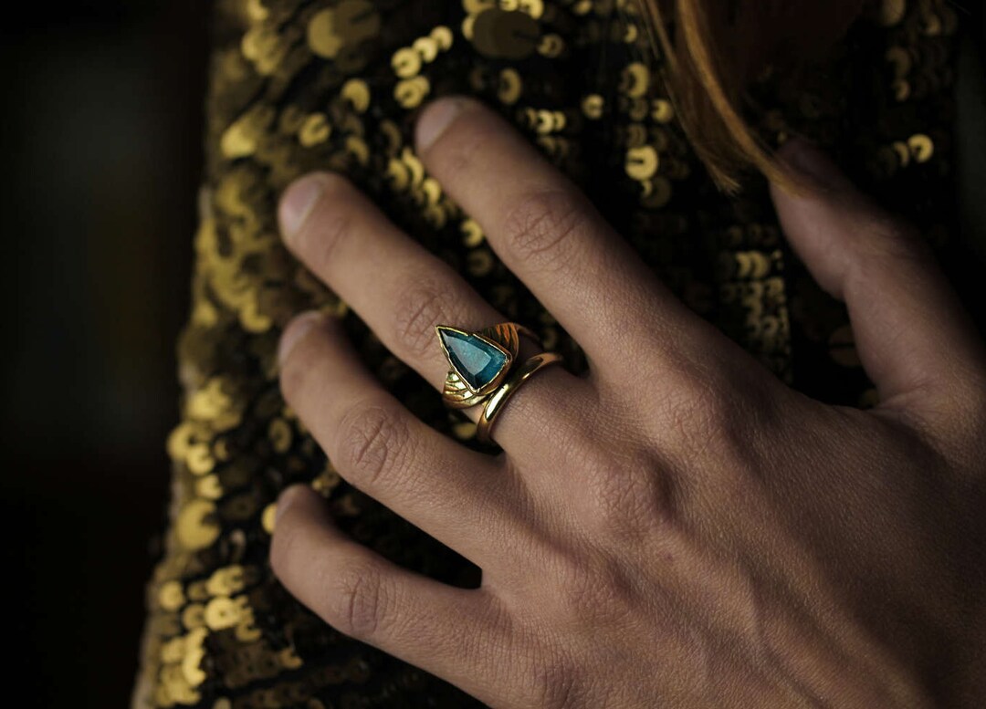 Arrow Ring - Faceted Blue Apatite Ring Set on Solid Yellow Bronze - Etsy