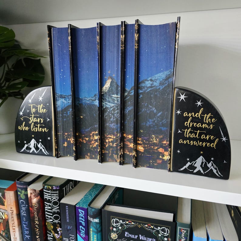 To the Stars Who Listen - Sarah J Maas Quote - Fantasy Bookends - Black ...