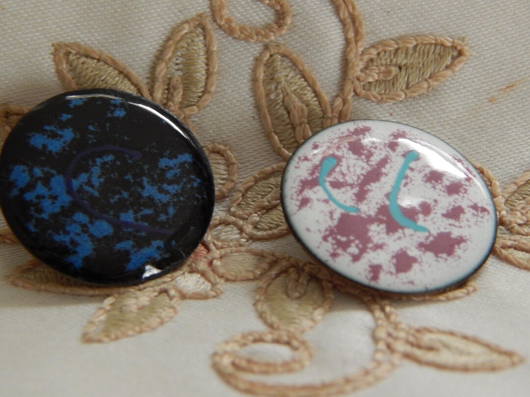 Enamel Paint Buttons 2 Different Colors - Vintage Brass Base - Etsy